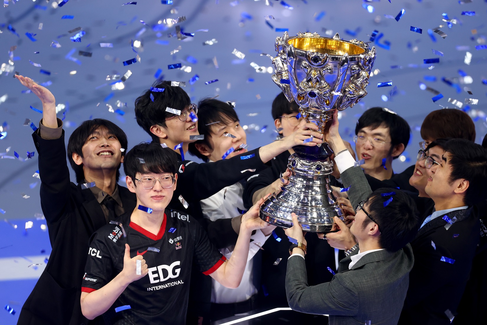 EDward Gaming juara LOL Worlds 2021 | ONE Esports Indonesia EDward Gaming juara LOL Worlds 2021 | ONE Esports Indonesia
