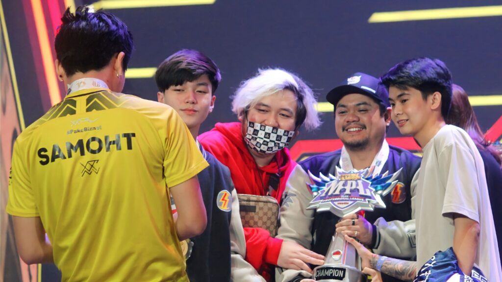 Galeri foto: ONIC Esports juara, para pemain PH kumpul dan ikut angkat piala | ONE Esports Indonesia