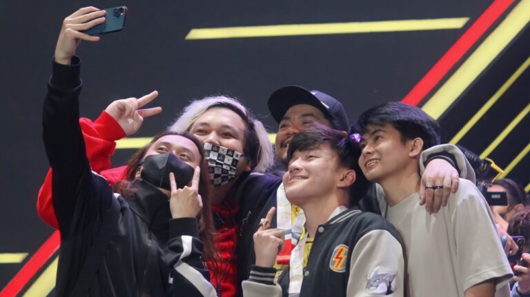 Galeri foto: ONIC Esports juara, para pemain PH kumpul dan ikut angkat piala | ONE Esports Indonesia