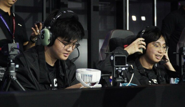 Pakai jersey RRQ, OHMYV33NUS dan Wise tulis MPL ID S13 dan bendera ...