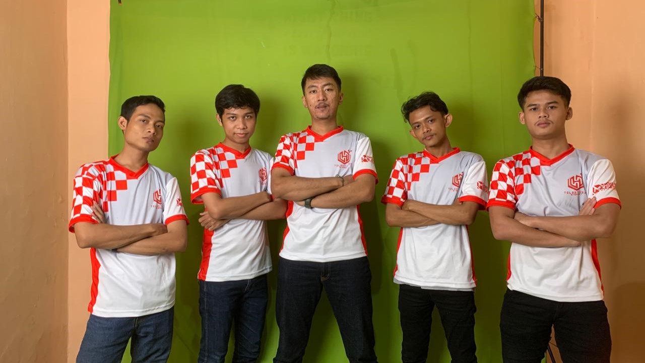 Team Cuek dari juara ONE Esports MLBB Community Tournament, menatap ...
