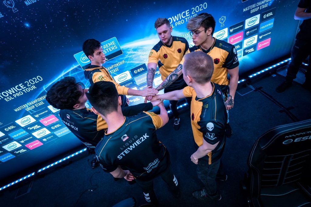 Jersey tim esports, sudah menjadi identitas atau sekadar merchandise ...